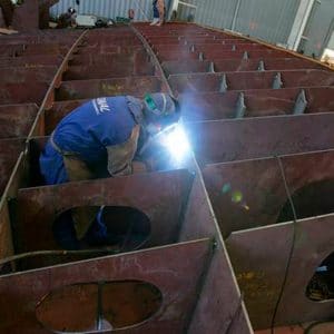 Uso de calderería naval para reparación de barcos.
